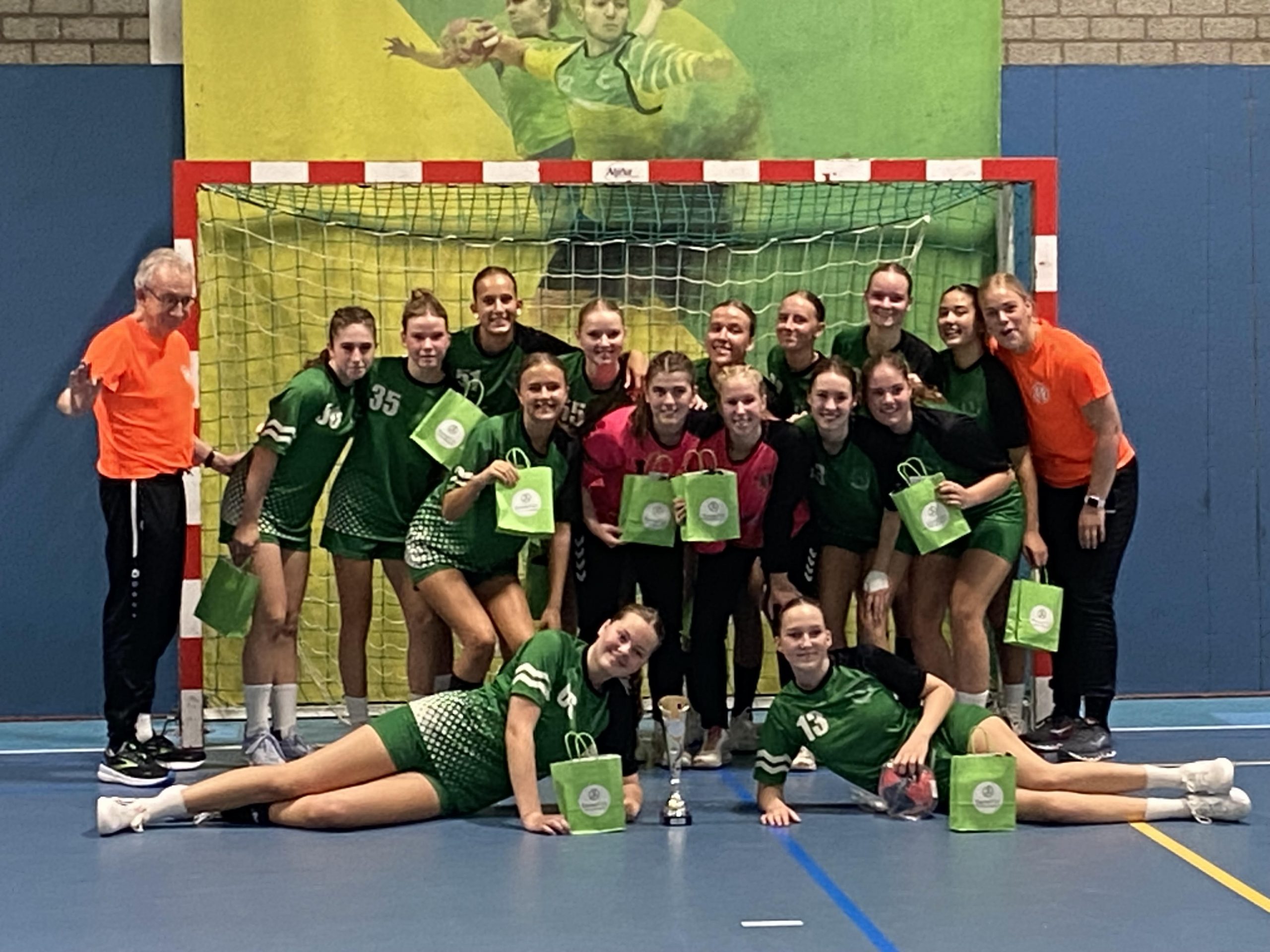 DB1 trapt seizoen succesvol af in Limburg - Quintus Handbal